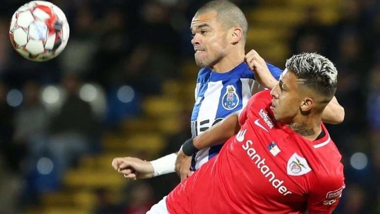 Brasileiro fala da volta aos treinos no Santa Clara: 'É um momento feliz'