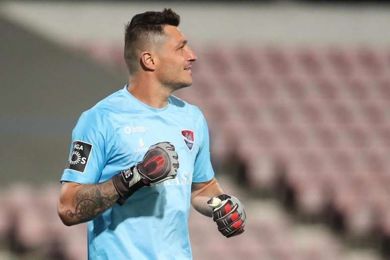 Denis pega pênalti e Gil Vicente estreia com vitória no Português