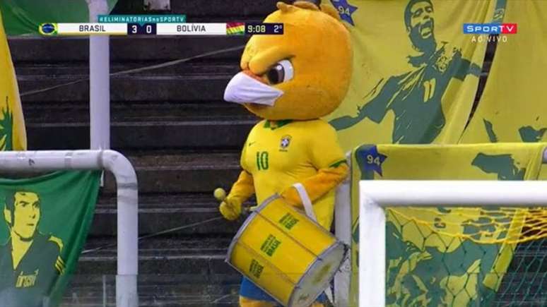 Canarinho Pistola torce sozinho na arquibancada em vitória da Seleção