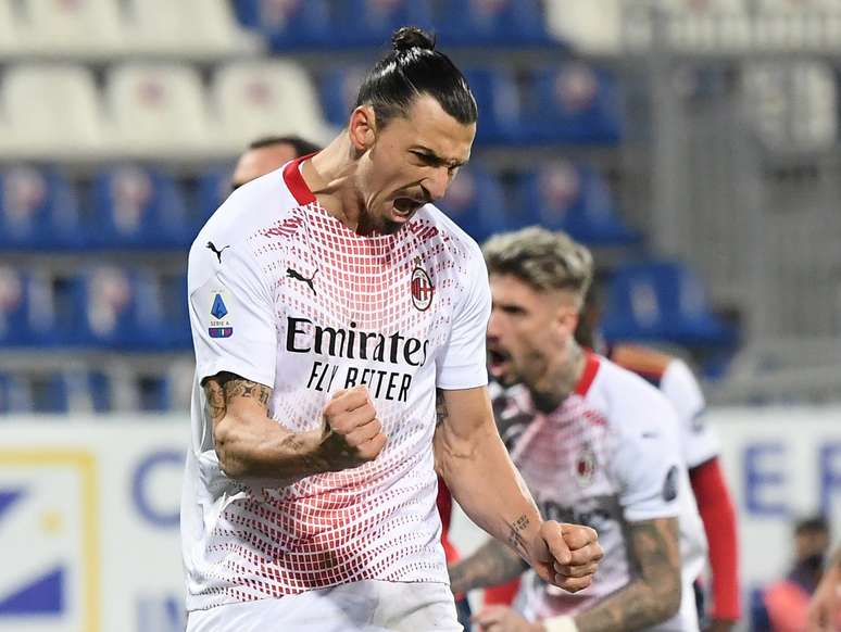 Ibrahimovic marca duas vezes na vitória do líder Milan sobre o Cagliari