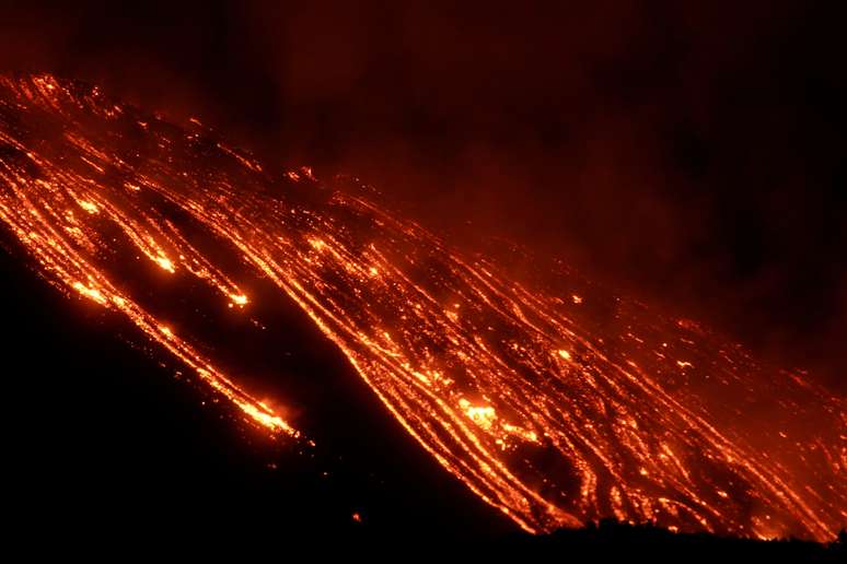 Monte Etna ilumina noites na Itália com explosões e fontes de lava