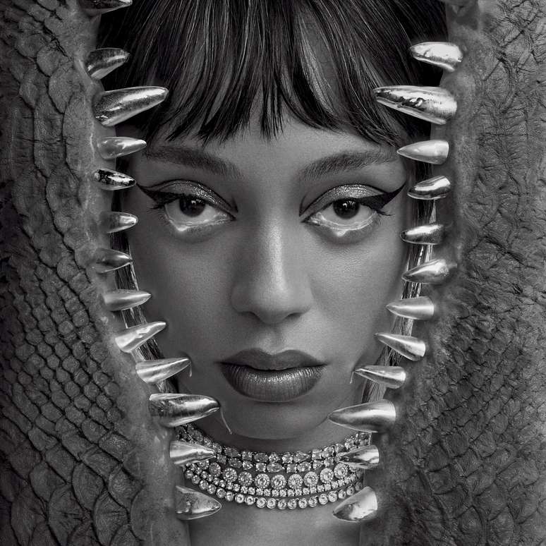 Cantora Urias divulga a capa do single inédito "Foi Mal"