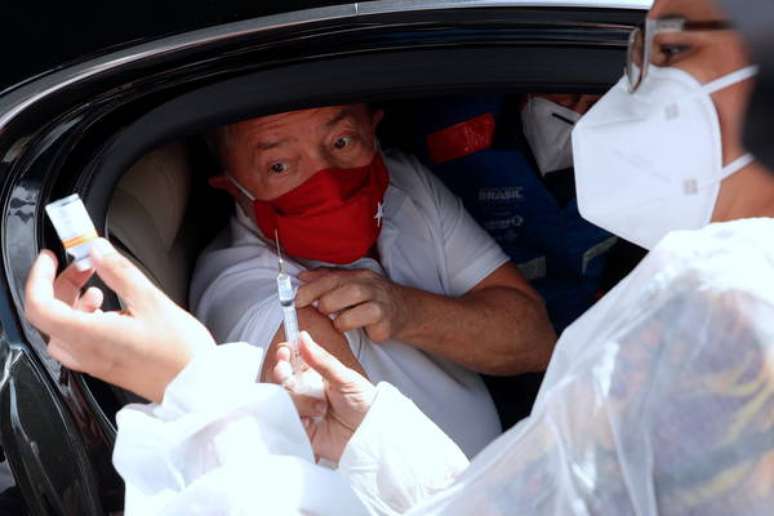 Lula toma segunda dose de vacina anti-Covid