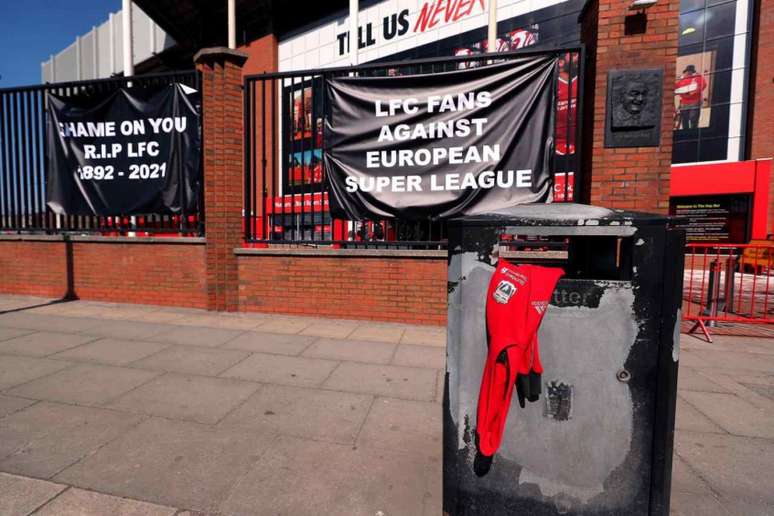 Em Anfield, torcida do Liverpool protesta contra criação da Superliga
