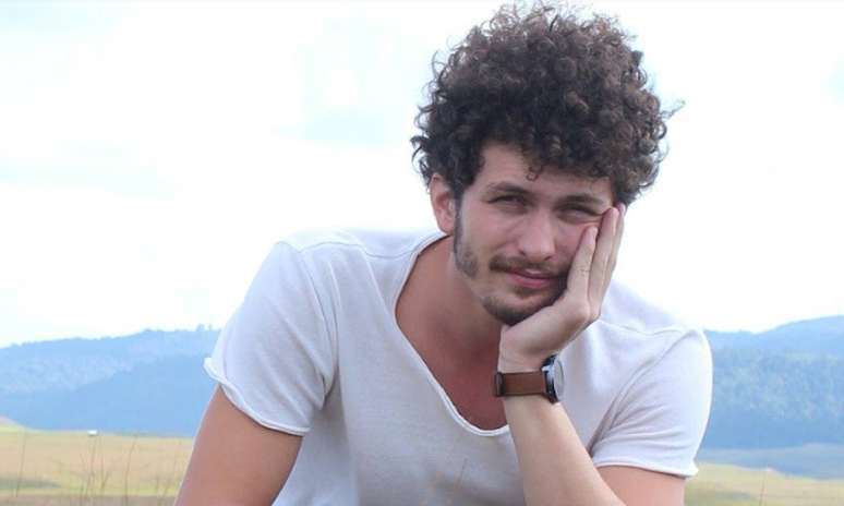 Bryan Behr vive romance no clipe "Devagar"