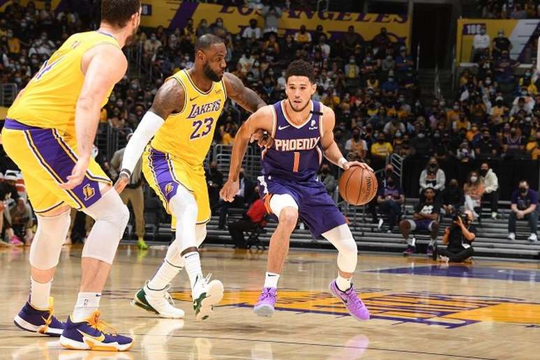 Devin Booker brilha, Suns vence e elimina Lakers dos playoffs