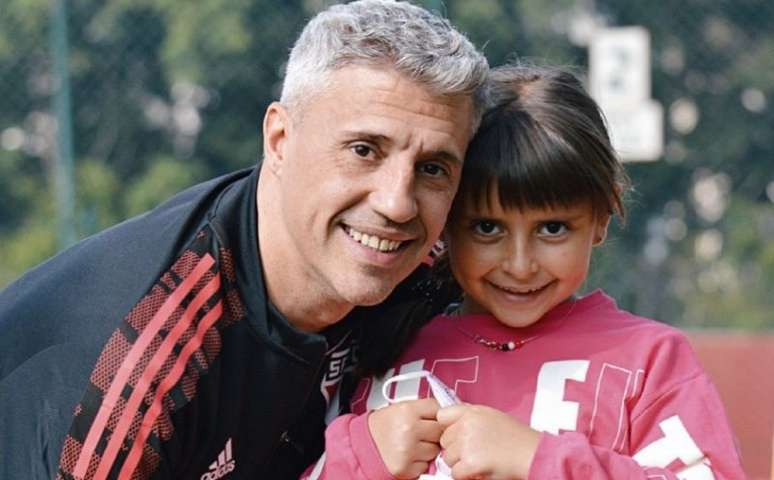 Crespo recebe visita de suas filhas durante treino do São Paulo no CT ...