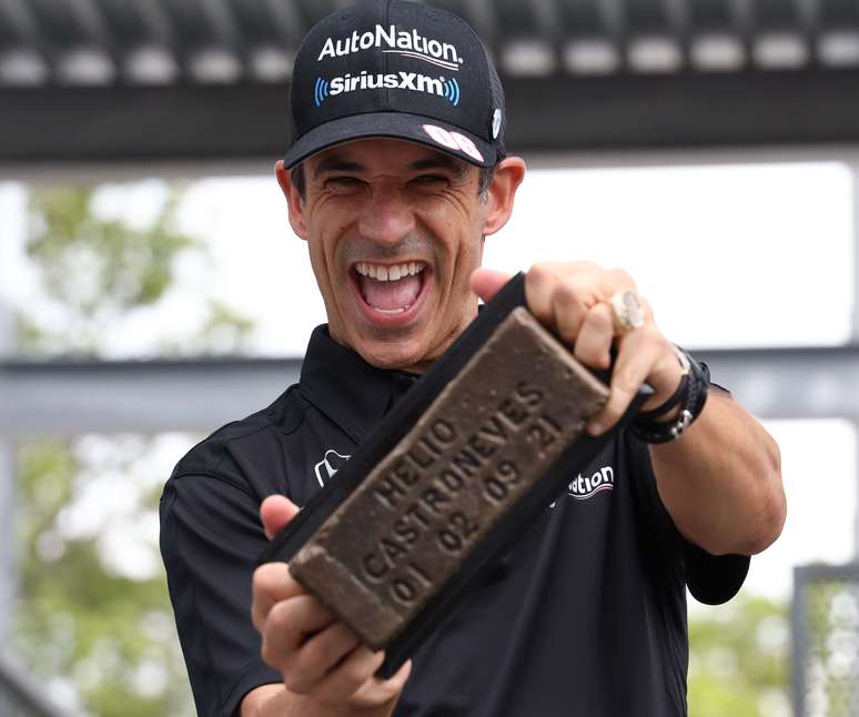 Castroneves recebe tijolo de bronze por quarta vitória nas 500 Milhas ...