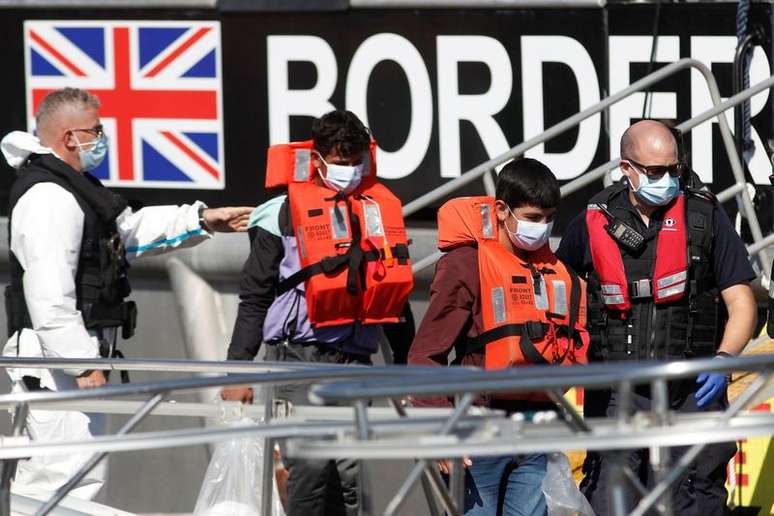Reino Unido ameaça enviar barcos de imigrantes de volta à França