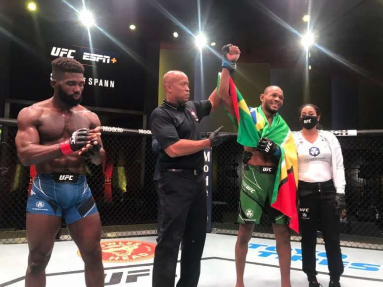 Após finalizar na estreia, Carlston Harris celebra vitória por nocaute ...