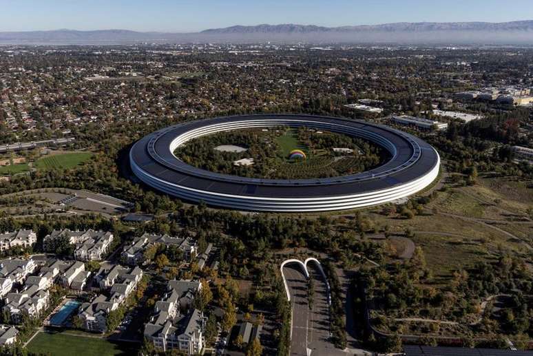 Funcionária demitida da Apple registra queixa junto à agência de ...