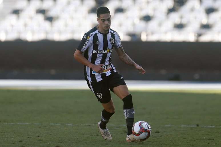 Hugo comenta disputa de posição com Carlinhos na lateral do Botafogo ...