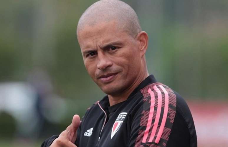 Alex faz planos para treinar time profissional após fim do contrato com ...