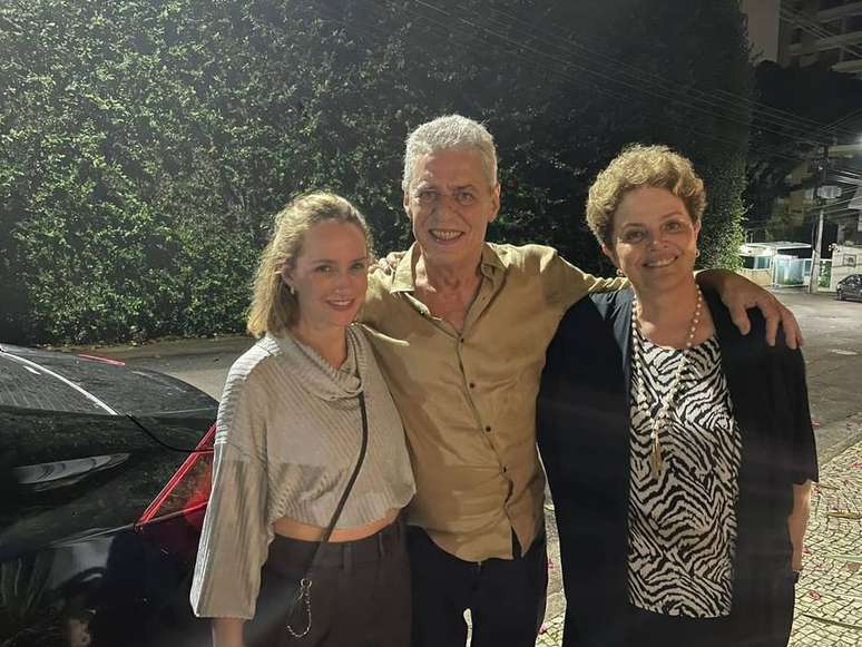 Chico Buarque e esposa, membro do 'Prerrô', encontram Dilma no Rio