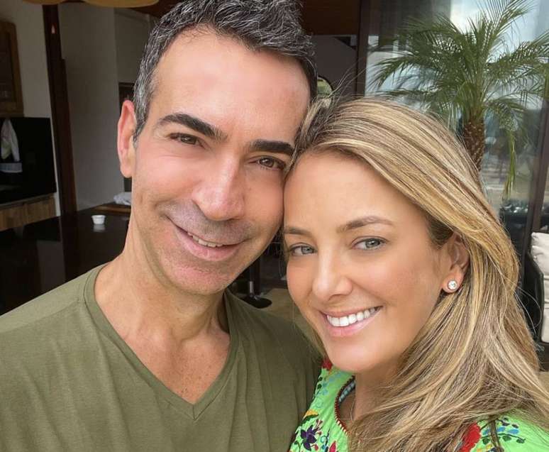 Ticiane Pinheiro e César Tralli acompanham filha no primeiro dia de aula