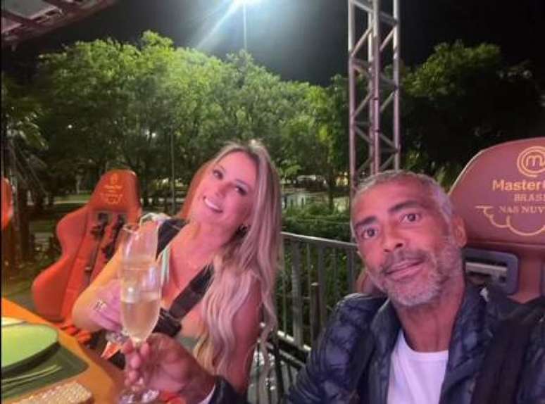 Romário posta foto junto de nova parceira e confirma namoro