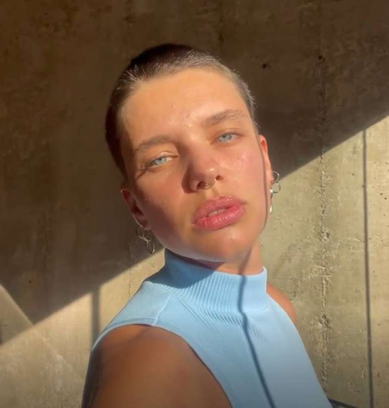 Bruna Linzmeyer muda visual e surge careca: 'É para personagem nova'