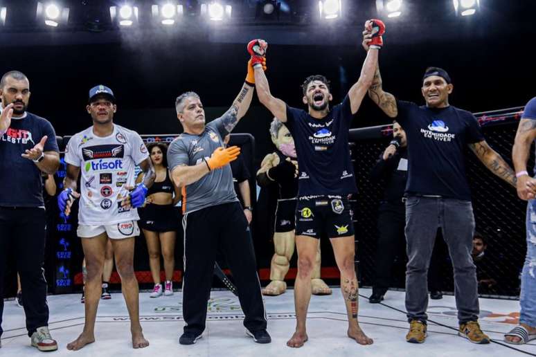 Fernando Ben 10 domina Buakaw, vence e conquista título no SFT 33