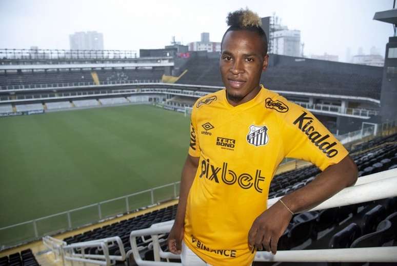 Plano B do Santos, Jhojan Julio tem números semelhantes aos de Martínez