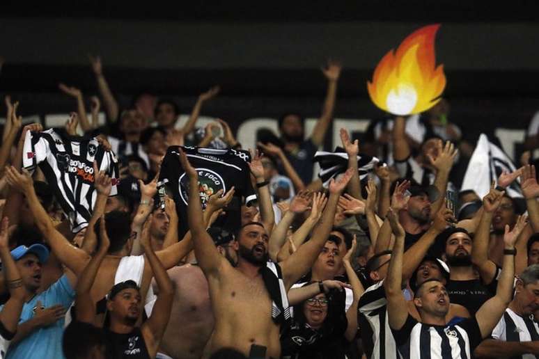 Torcida do Botafogo provoca no Castelão após vitória e é elogiada pela ...