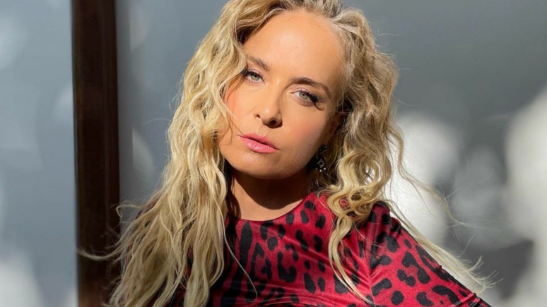 Angélica usa vestido em animal print colorido de R$ 14,7 mil