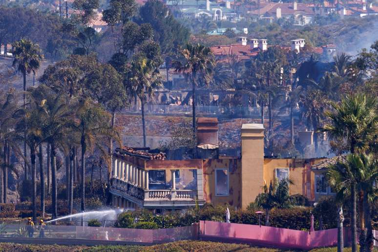Incêndio na Califórnia deixa mansões destruídas