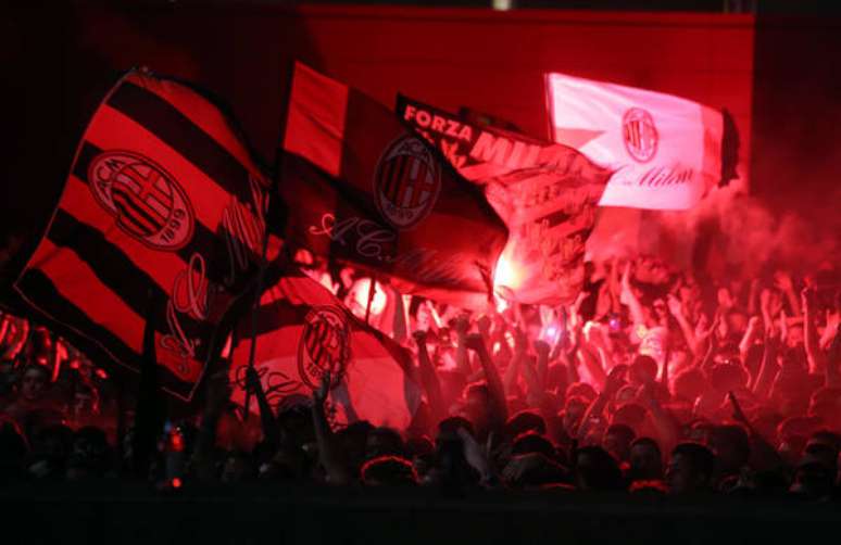 Festa do título do Milan reúne mais de 50 mil pessoas em Milão