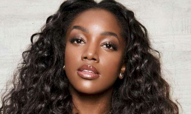 Conheça a nova colaboração internacional de IZA