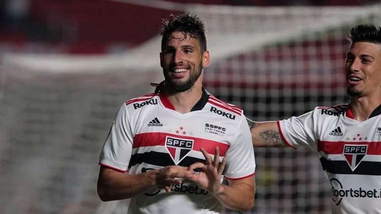 São Paulo acerta compra de Calleri, que assina contrato até 2025