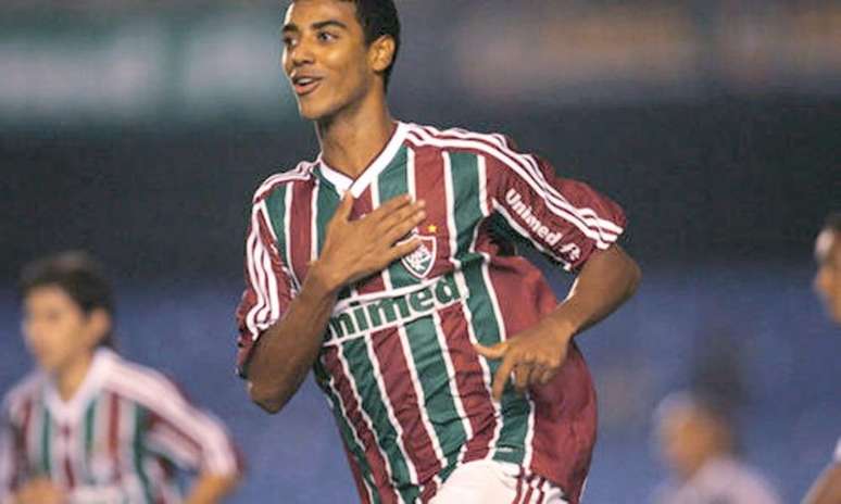 Esposa de Alan entrega atacante com a camisa do Fluminense