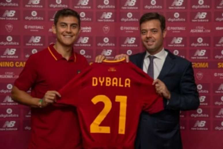 Dybala é oficialmente apresentado pela Roma com festa da torcida