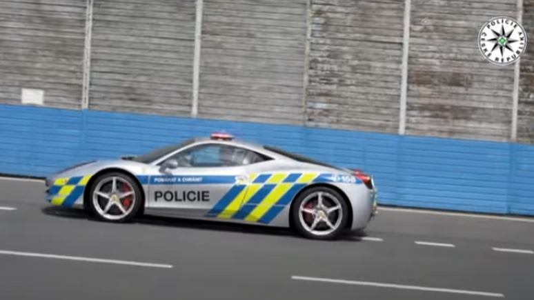 Polícia tcheca incorpora Ferrari apreendida a patrulha nas ruas