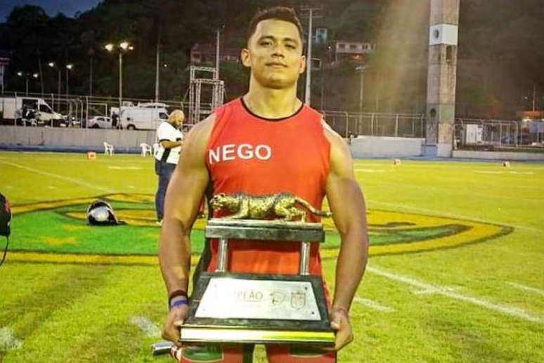 Timbó-Rex acerta retorno do linebacker Jesus Bayona