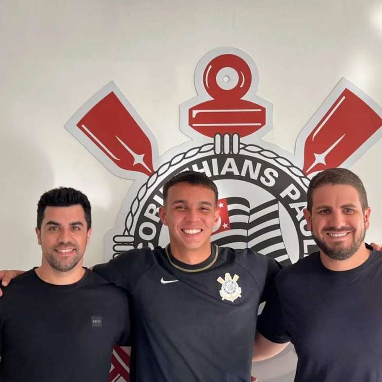 Corinthians assina contrato definitivo com o atacante Giovane