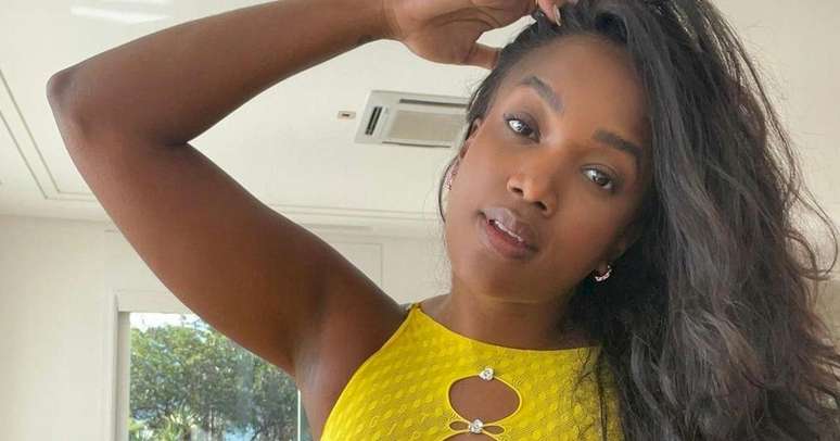 Bem à vontade, IZA exibe corpão na internet em body cheio de fendas