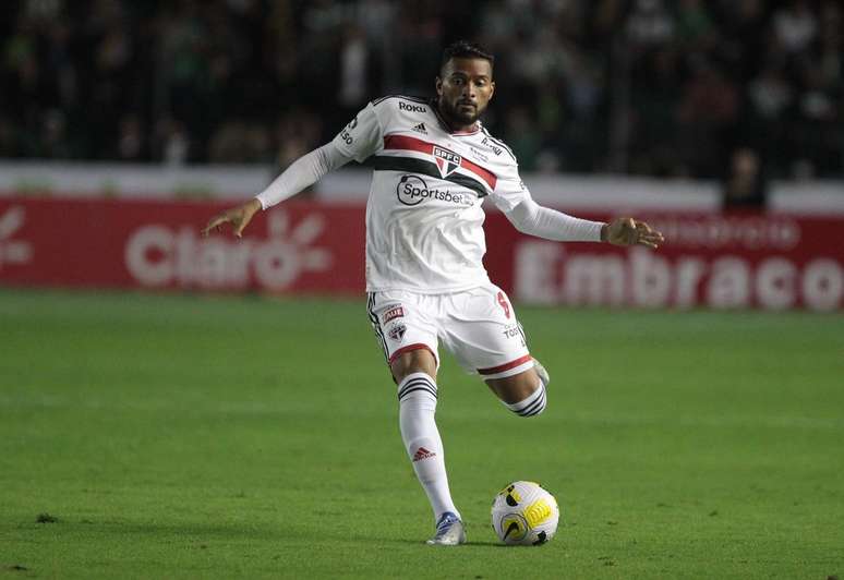 Reinaldo pode se tornar o lateral-esquerdo mais goleador da história do ...