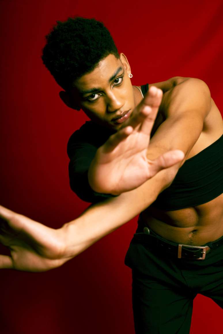 Top gay e negro refaz casa incendiada e vira sucesso fashion