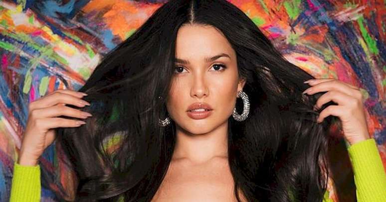 Juliette, emocionada, comemora versão de "Deus Me Proteja" em novela