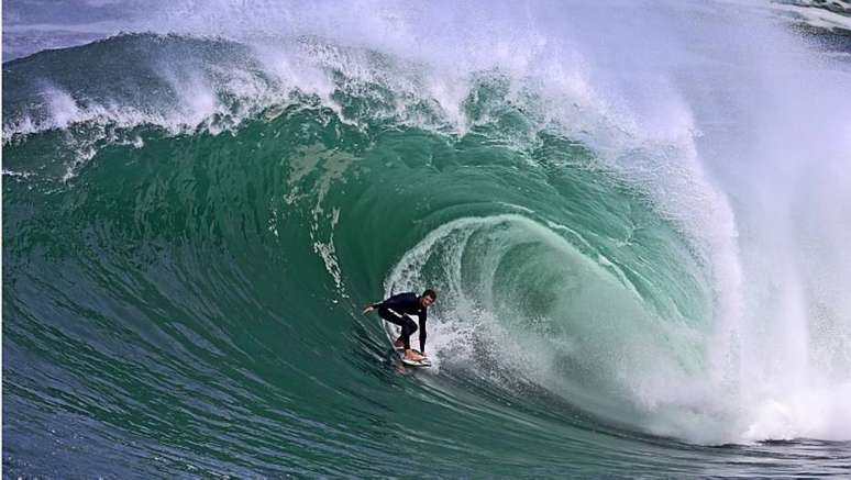 EX-BBB Lucas Chumbo brilha em Itacoatiara e surfa onda de 4 metros em ...