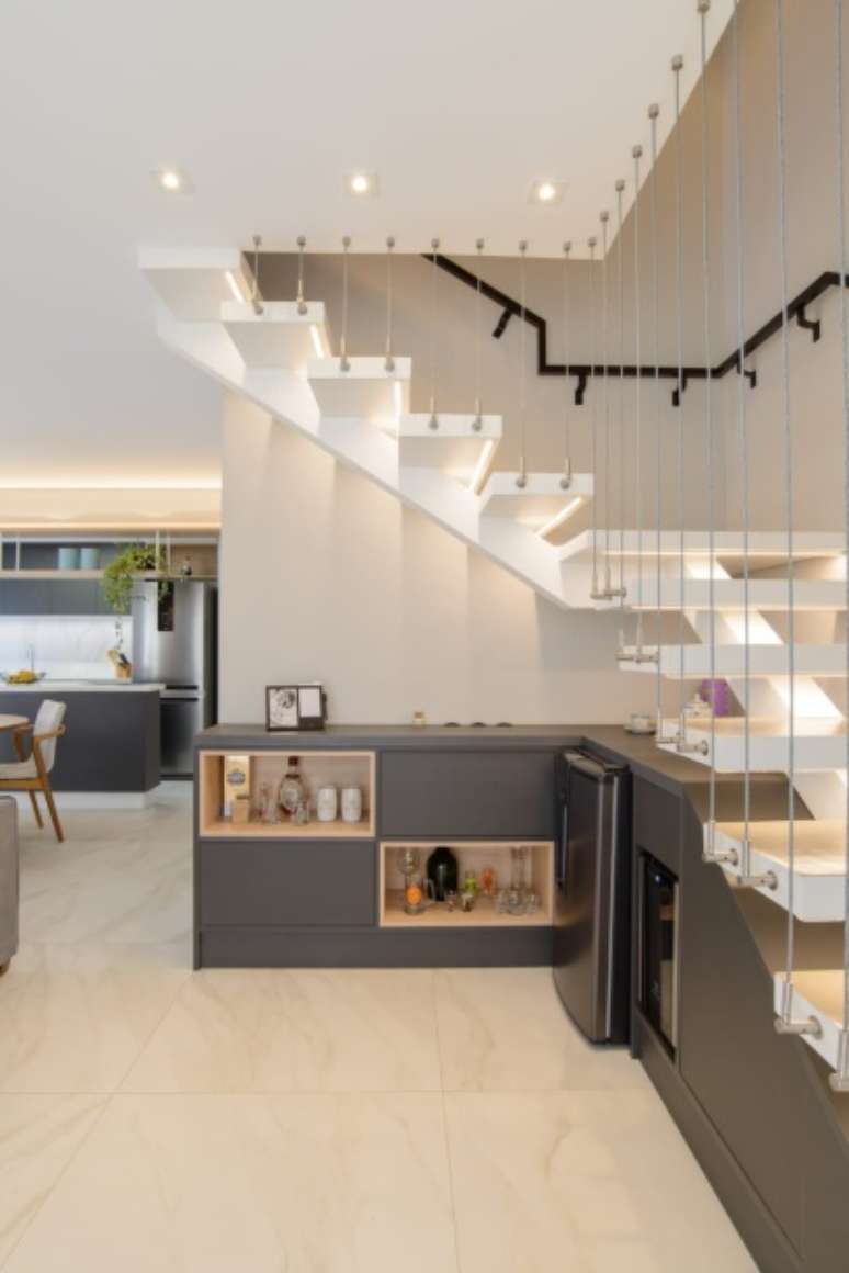 Escada com LED é destaque em cobertura dúplex de 98m²