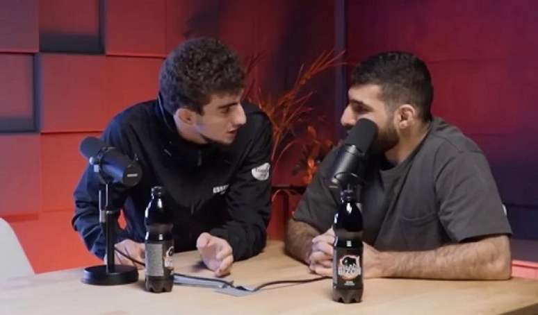 Lutador checheno agride e ameaça com uma arma seu adversário durante ...