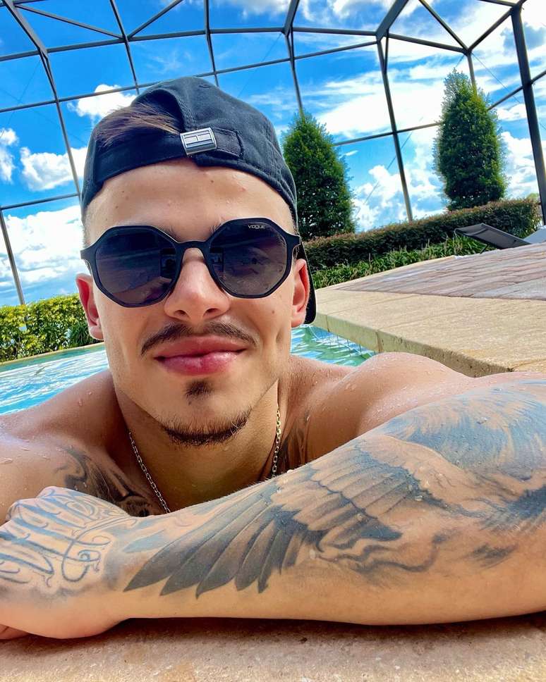 Anúncio de ex-"Carrossel" em "A Fazenda" gera denúncia de transfobia