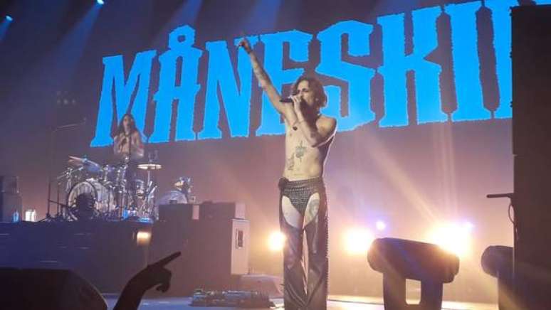 Maneskin faz show icônico em SP com protestos e diversão