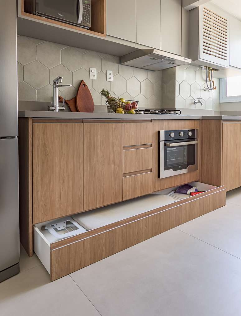 Soluções de marcenaria otimizam o espaço do apartamento de 50 m²