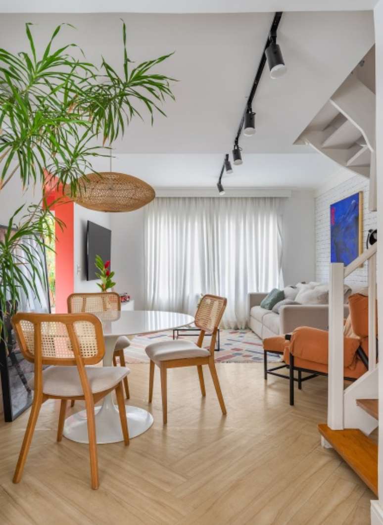 Reforma de casa de 90 m² cria um lar alegre, integrado e colorido