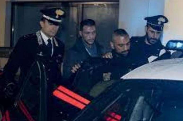 Irmão de mafioso é solto 5 anos após agredir repórter na Itália