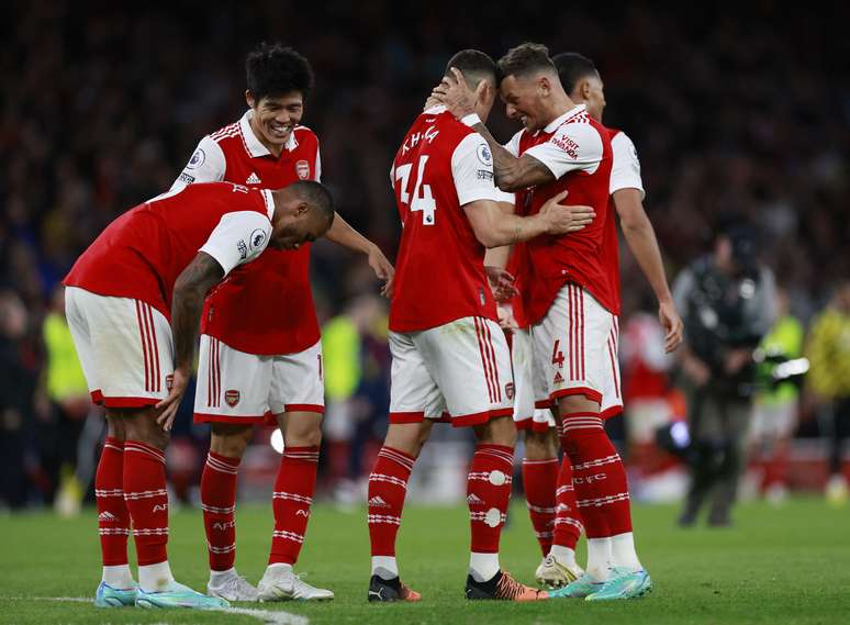 Brasileiros brilham, Arsenal vence Liverpool e segue na liderança da ...
