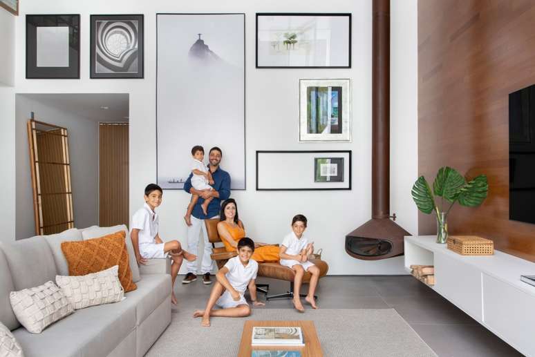 Casa de 330 m² repleta de materiais naturais para curtir com a família