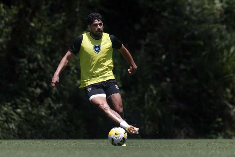 Daniel Borges realiza atividade com bola durante treino do Botafogo