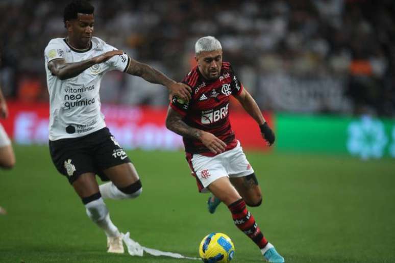 Corinthians e Flamengo empatam em jogo com apagão e recorde de público na Neo Química Arena